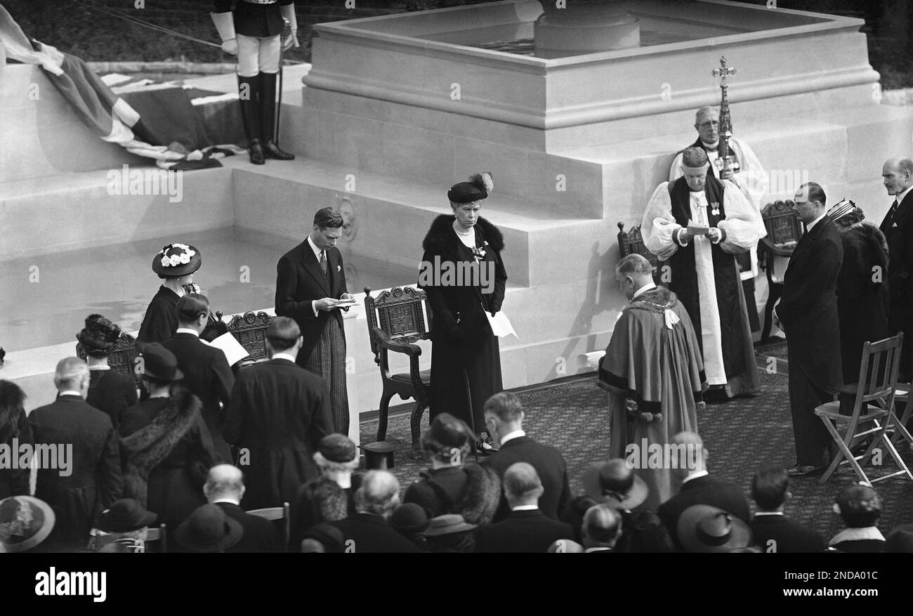 L-R facing camera: Queen Elizabeth, King George VI, Queen Mary and The ...