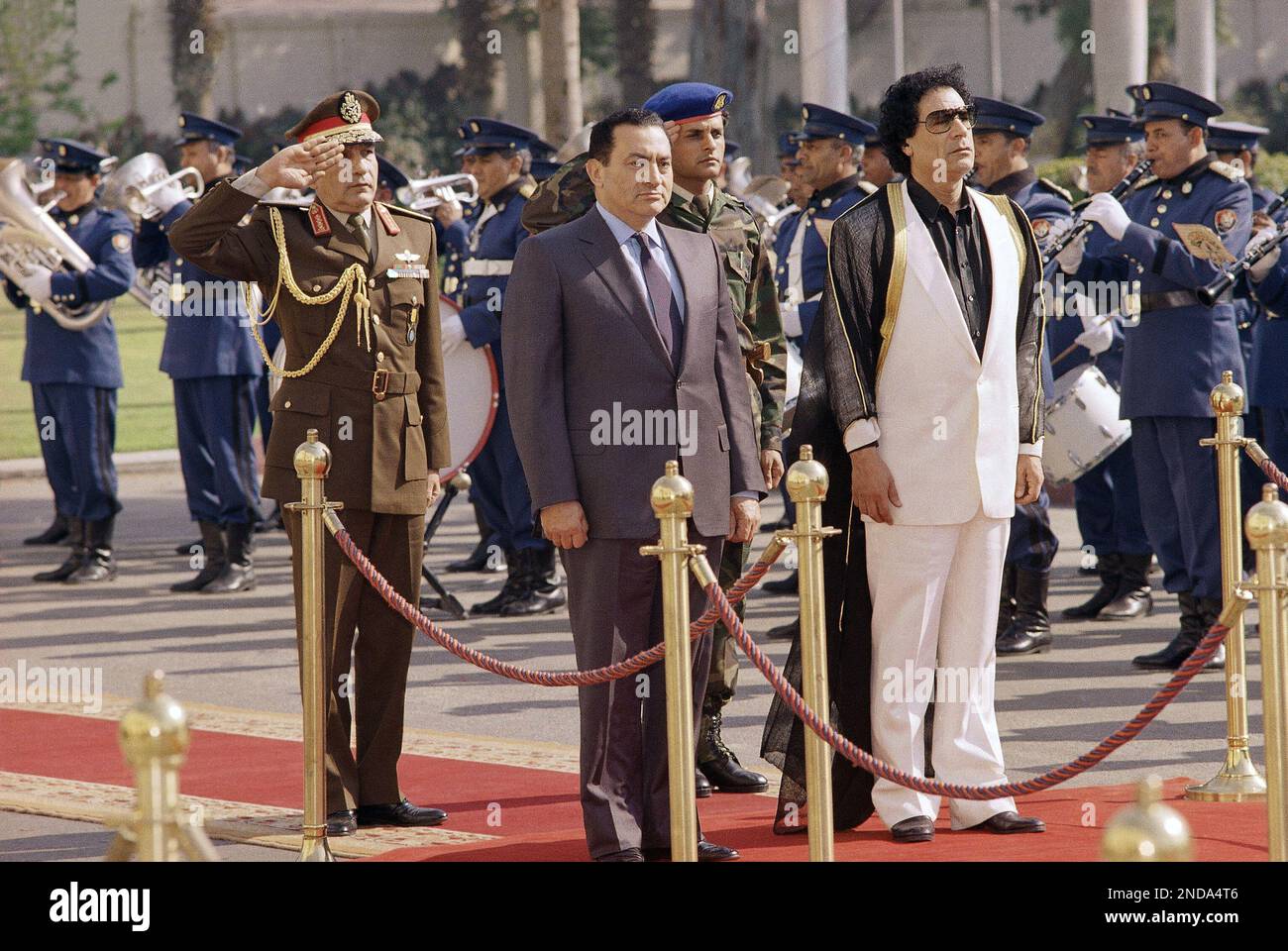 Libyan leader Moammar al-Gadhafi and Egyptian President Hosni Mubarak ...