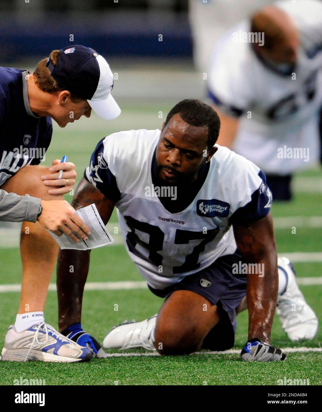 Dallas Cowboys tight end coach John Garrett, left, talks with tight end ...
