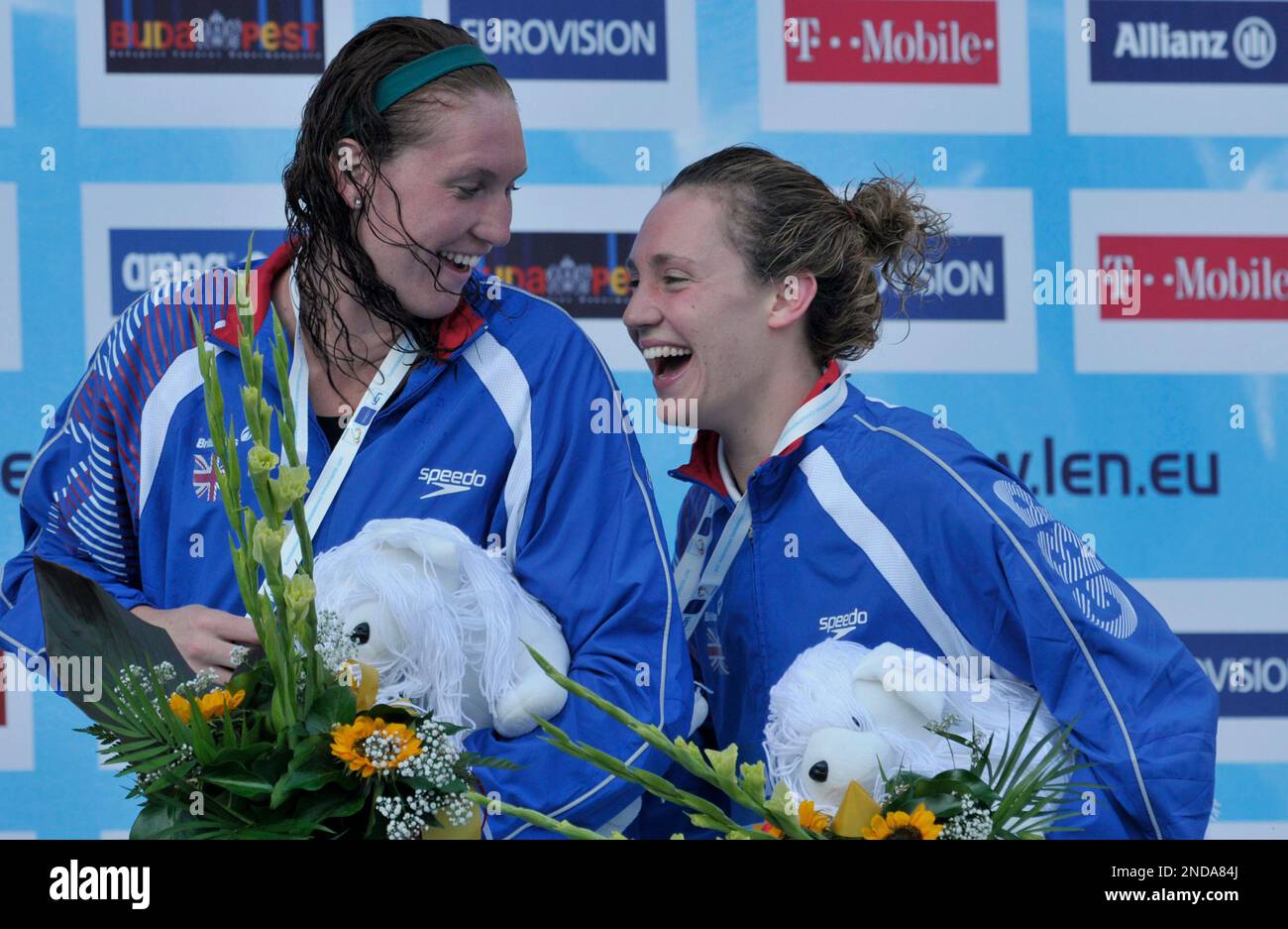 Britain's Elizabeth Simmonds, right, gold and Britain's Gemma Spofforth ...