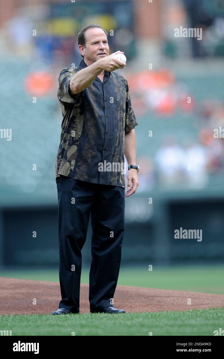 Former Baltimore Orioles pitcher Steve Stone throws out the ceremonial ...