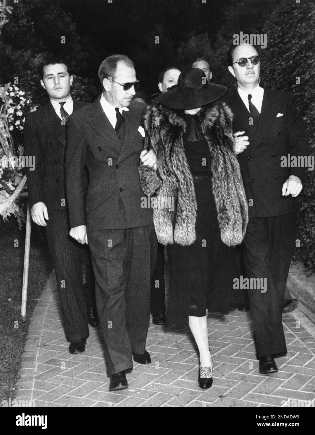 Mrs. Jean Bello, mother of Jean Harlow, and William Powell, right ...