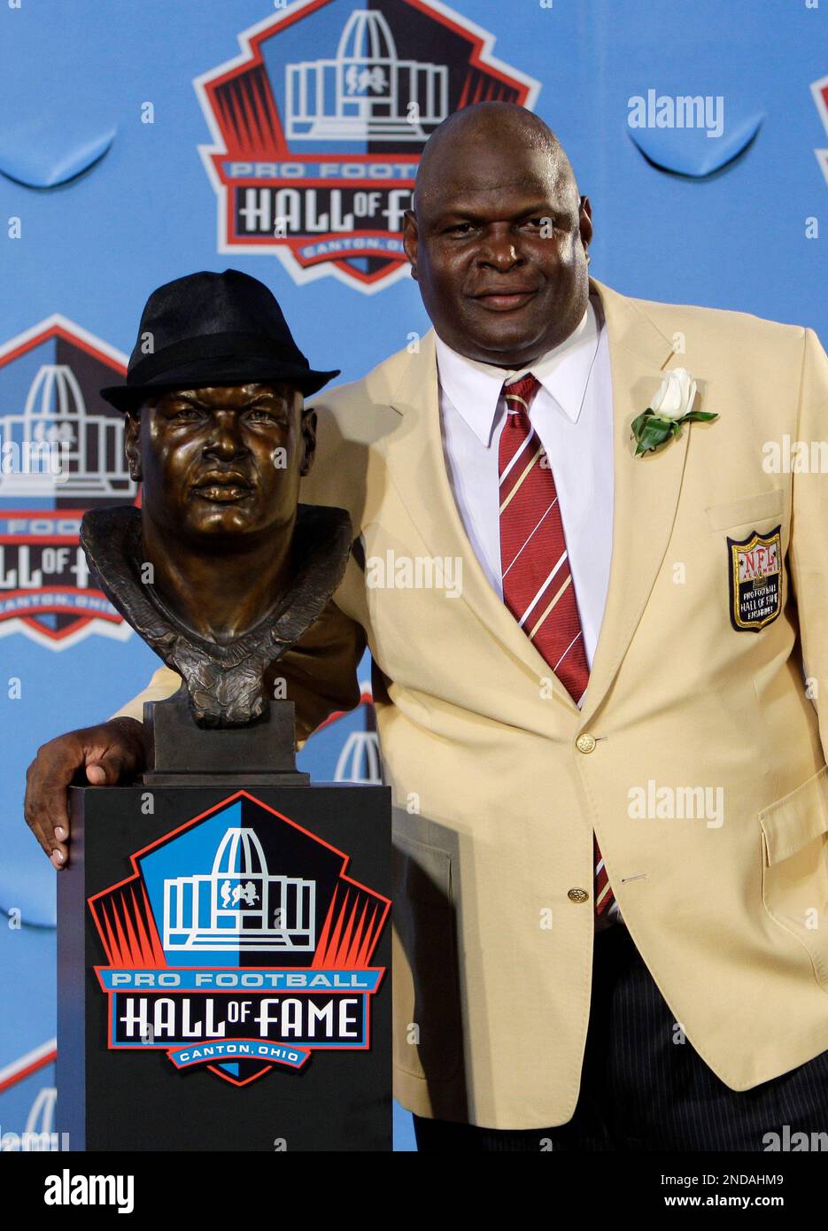 Former New Orleans Saints player Rickey Jackson poses with a bust of ...