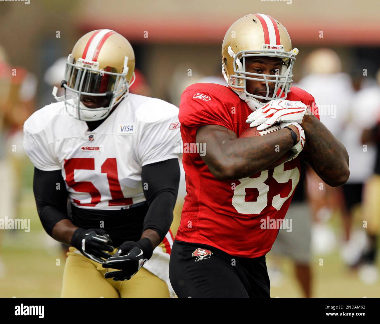 San Francisco 49ers tight end Vernon Davis (85) runs past linebacker ...
