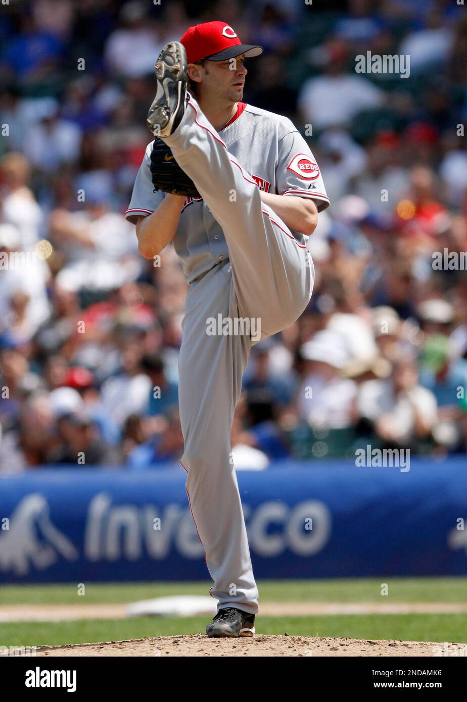 Cincinnati Reds starting pitcher Bronson Arroyo pitches to the Chicago ...