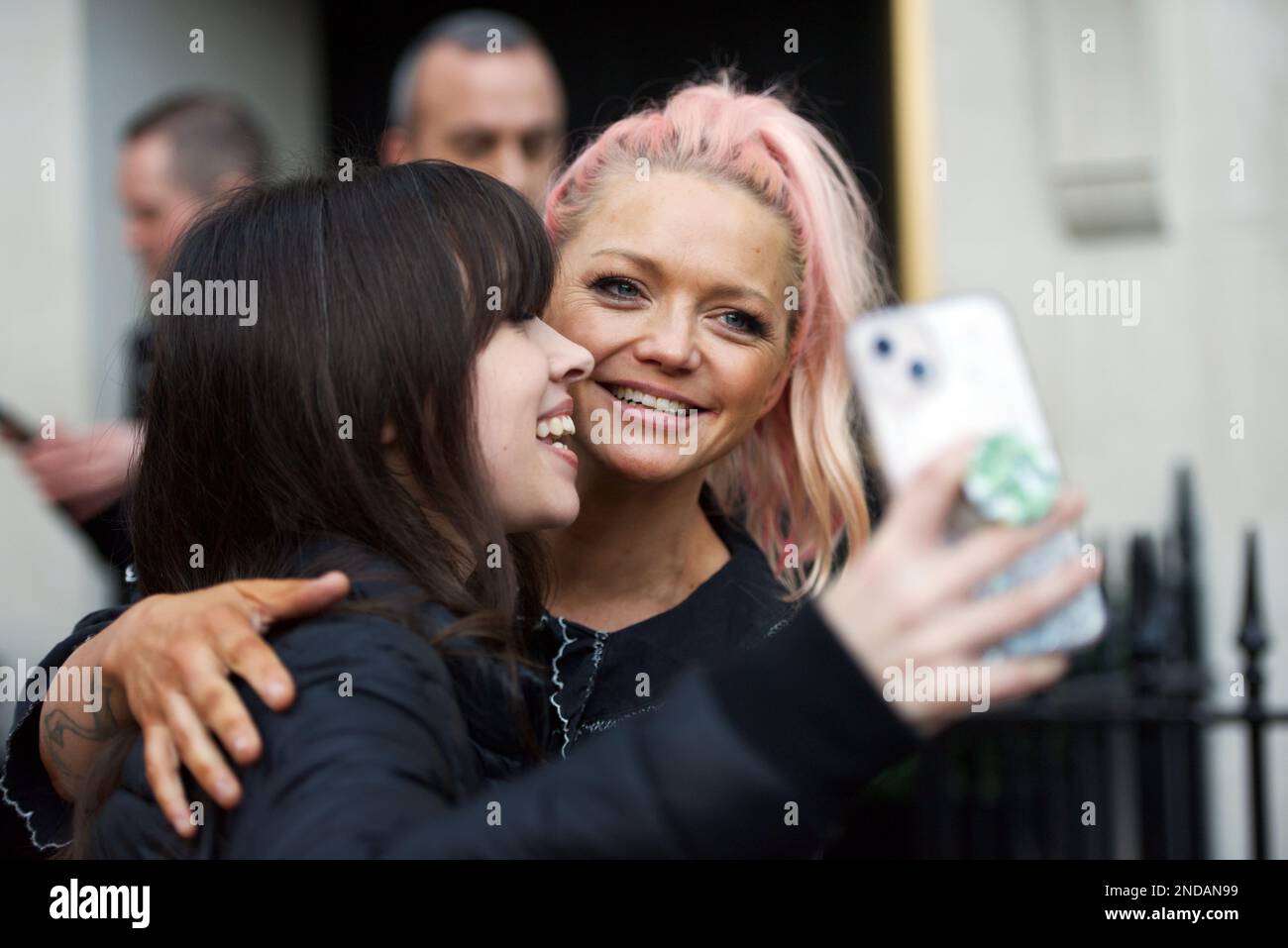 Hannah from s club 7 smiling with fan hi-res stock photography and ...