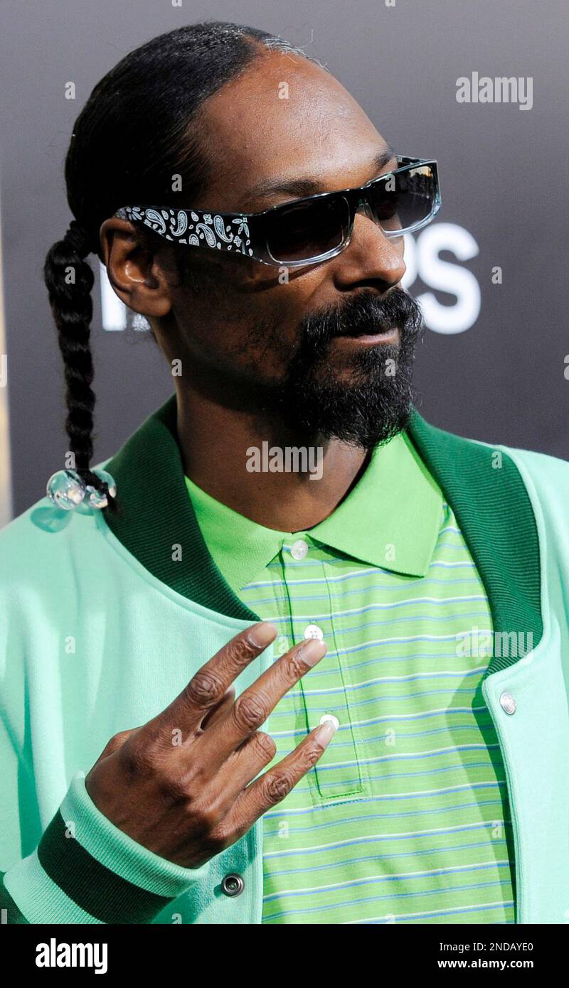 Snoop Dogg arrives at the premiere of the film "Takers" in Los Angeles ...