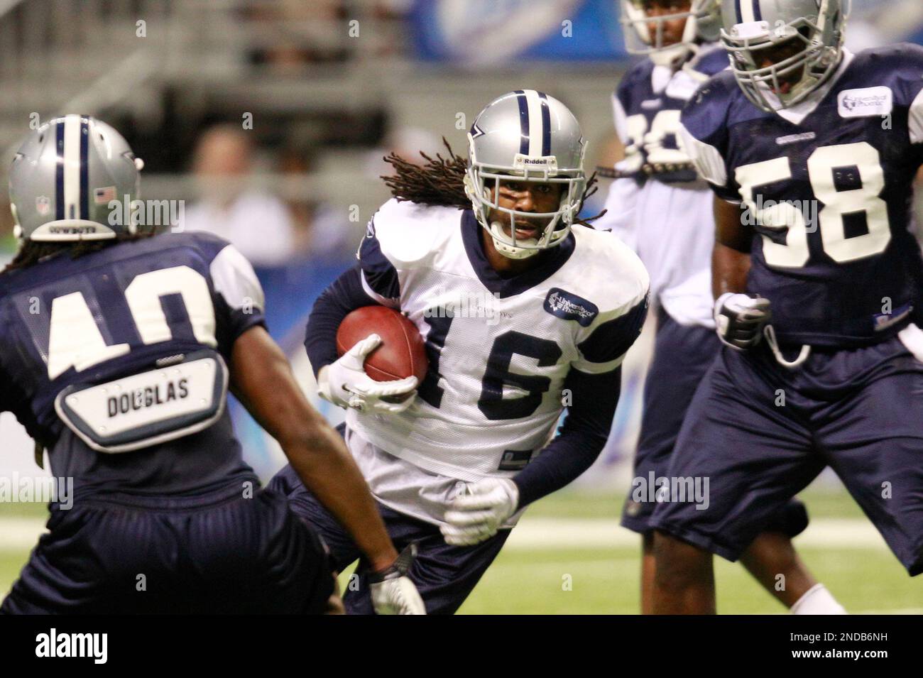 Dallas Cowboys' Jesse Holley (16) runs past defenders Danny McCray (40 ...