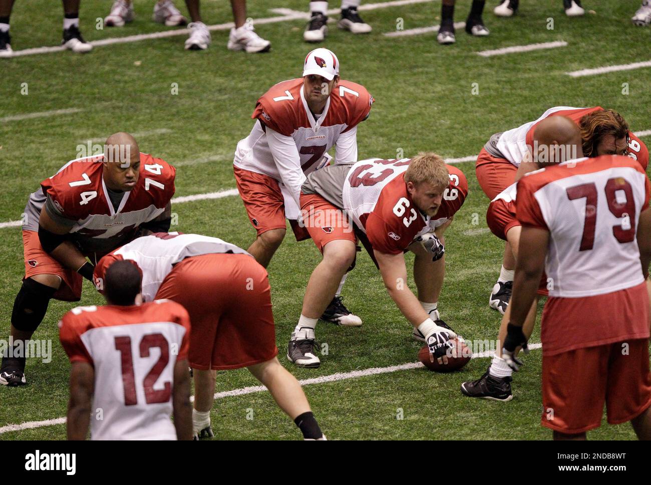 Arizona Cardinals' Matt Leinart (7) lines up under center Lyle Sendlein ...