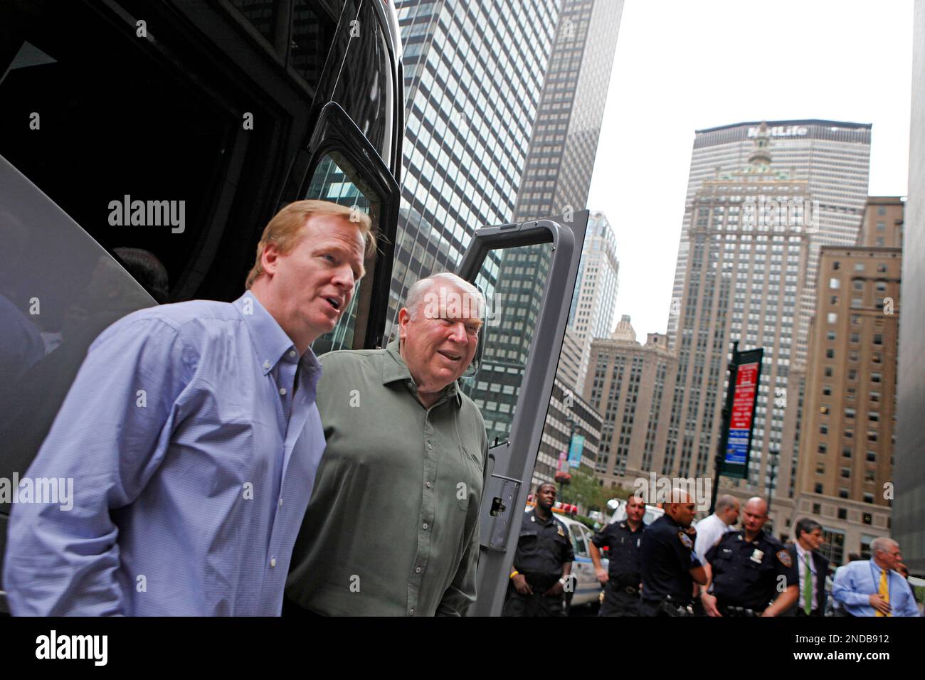 NFL commissioner Roger Goodell, left, and Pro Football Hall of Fame ...