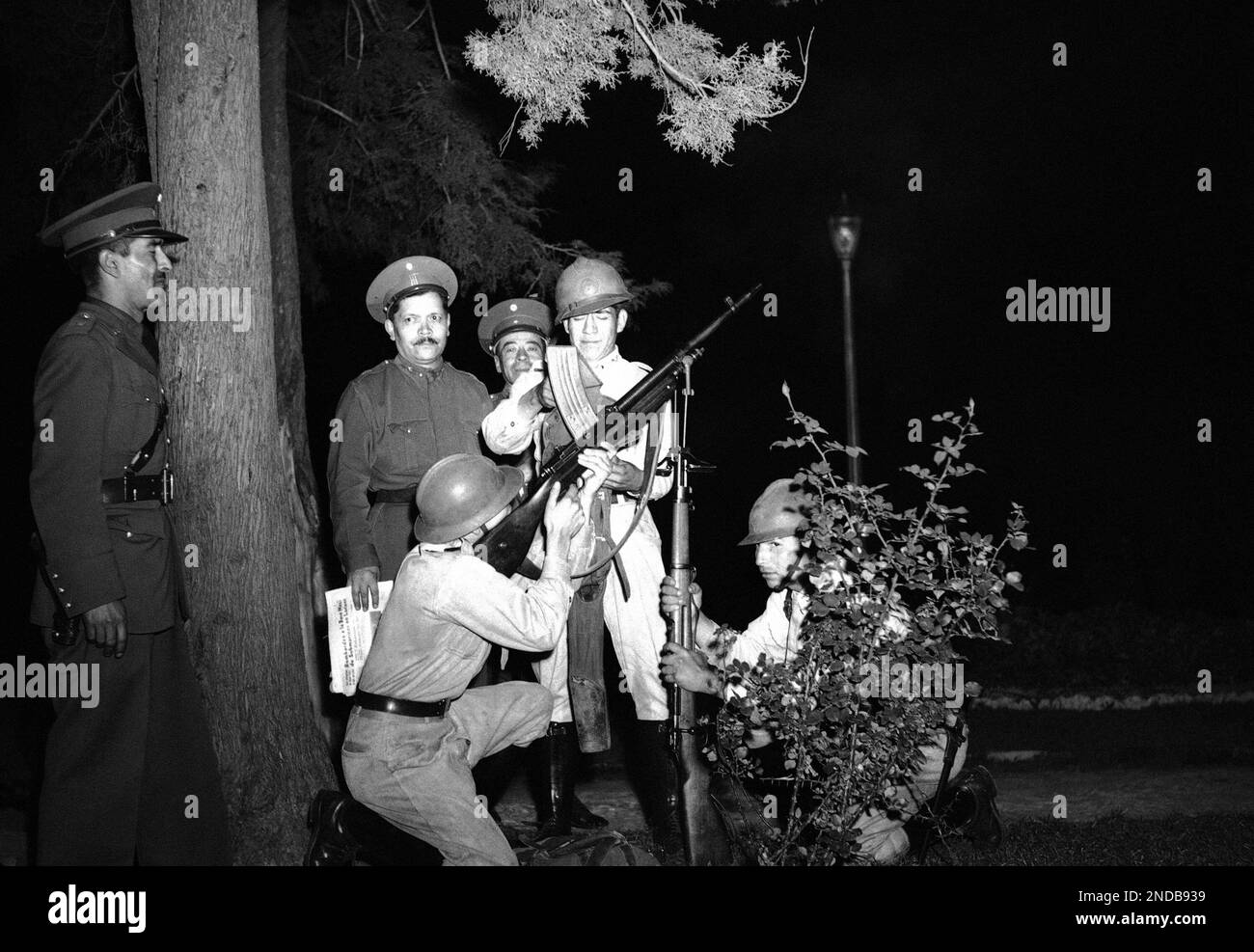 Soldiers in a park using the Mexican Mendoza light machinegun ...