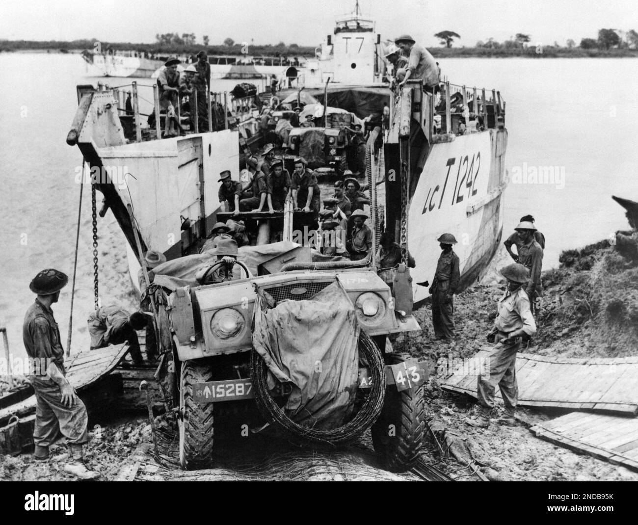 A 25 pounder being brought ashore on the steep muddy bank of Rangoon ...