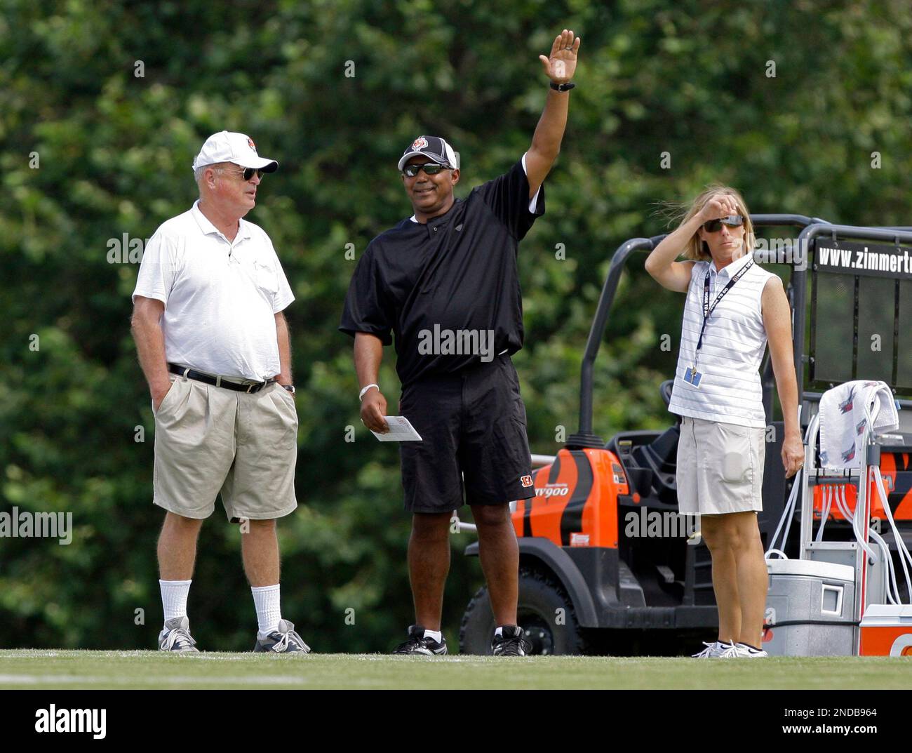 Cincinnati Bengals president Mike Brown, left, and executive vice ...