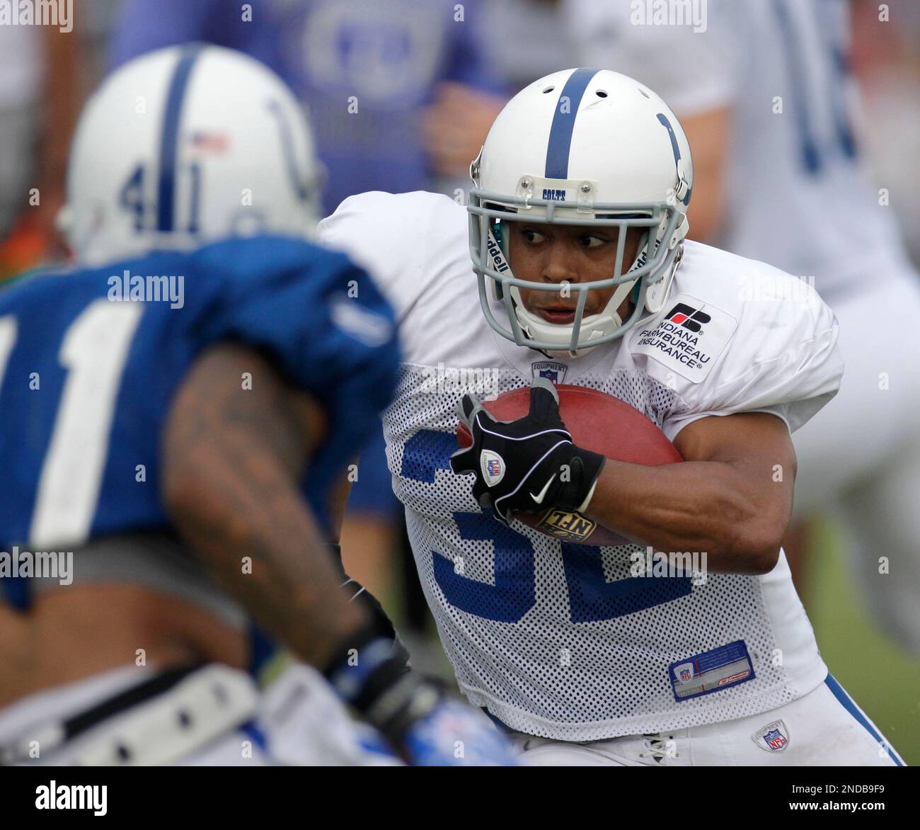 Indianapolis Colts running back Mike Hart (32) looks to run during NFL ...