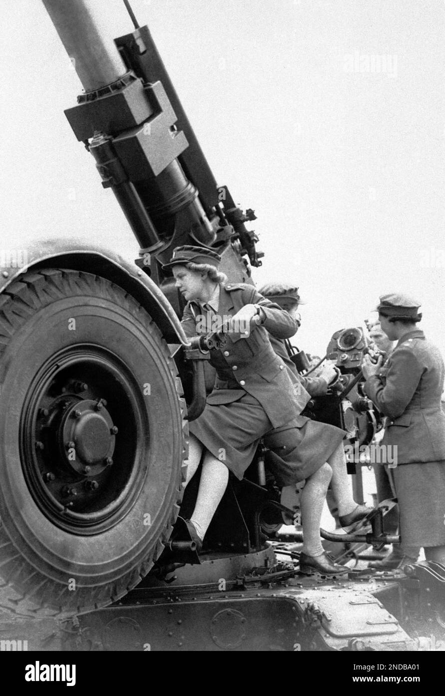 These members of the Auxiliary Territorial Service, ATS, are learning ...