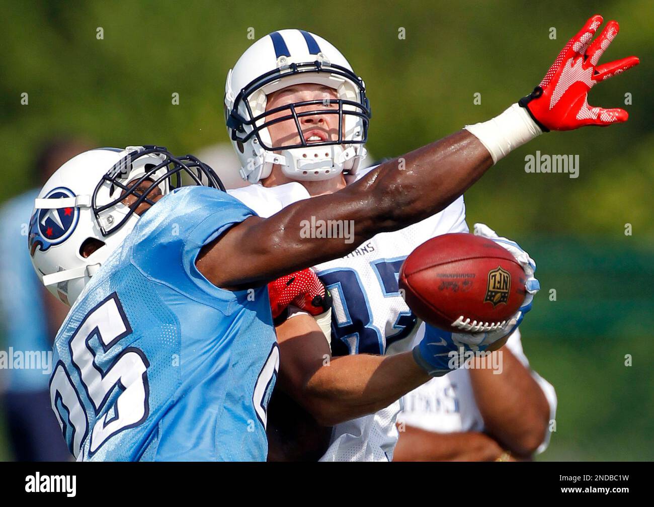 Tennessee Titans wide receiver Marc Mariani, right, reaches for a pass ...