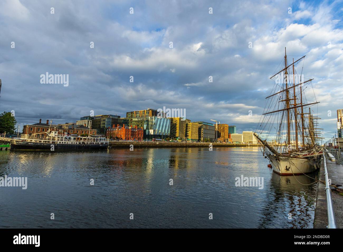 Beautiful dublin river liffey night hi-res stock photography and images ...