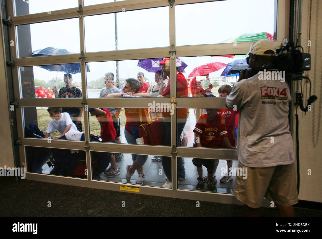 Kansas City Chiefs fans watch indoor practice through windows during ...