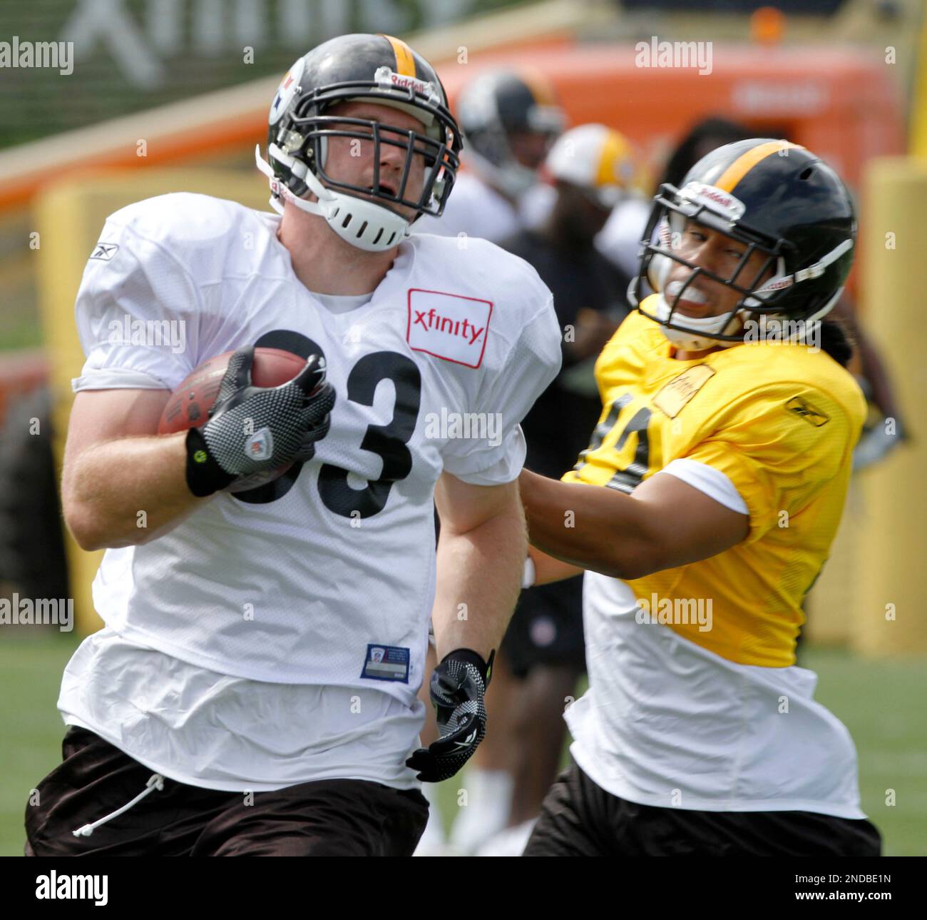 Pittsburgh Steelers tight end Heath Miller, left, tries to get past ...