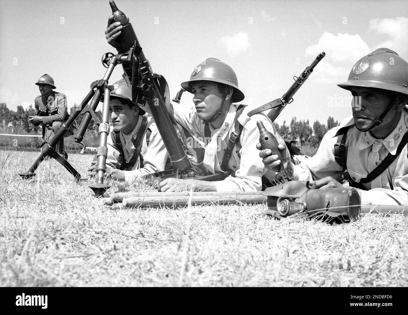 Trench mortar crew loading mortar in Chapultepec Park, Mexico City on ...
