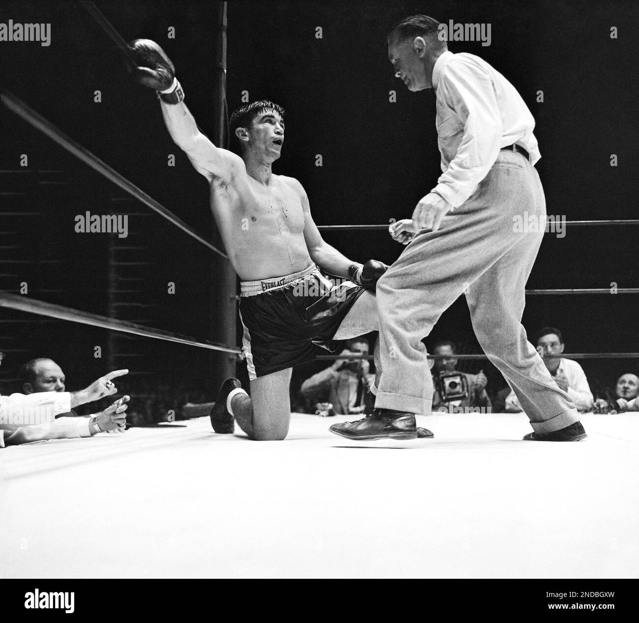 Challenger Roy Harris almost out on his feet during the 12th round of ...