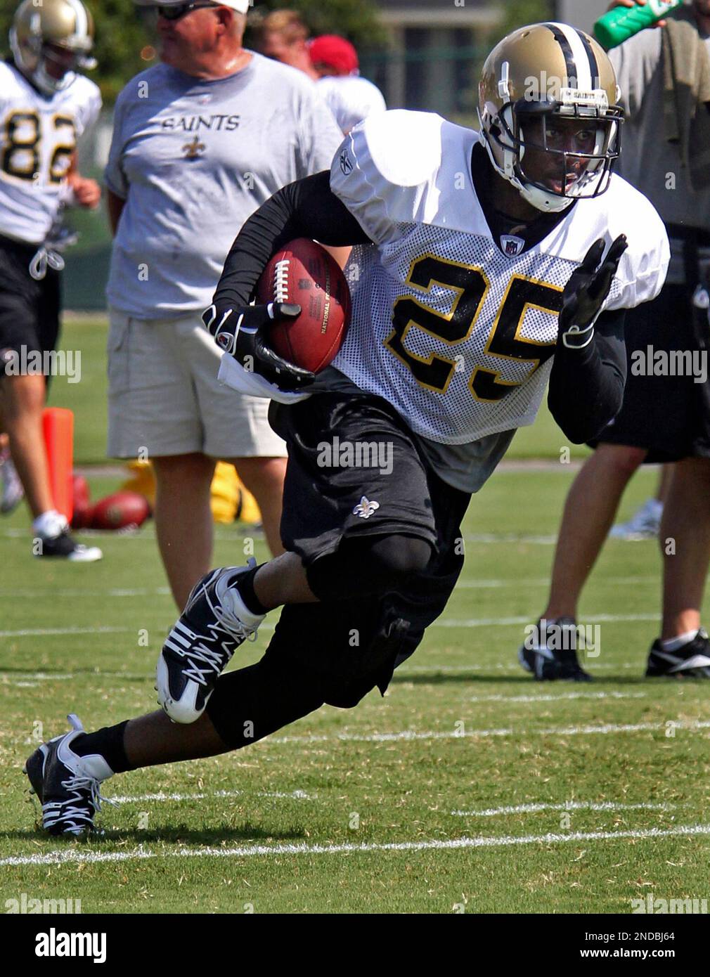 New Orleans Saints running back Reggie Bush (25) runs a play during the ...