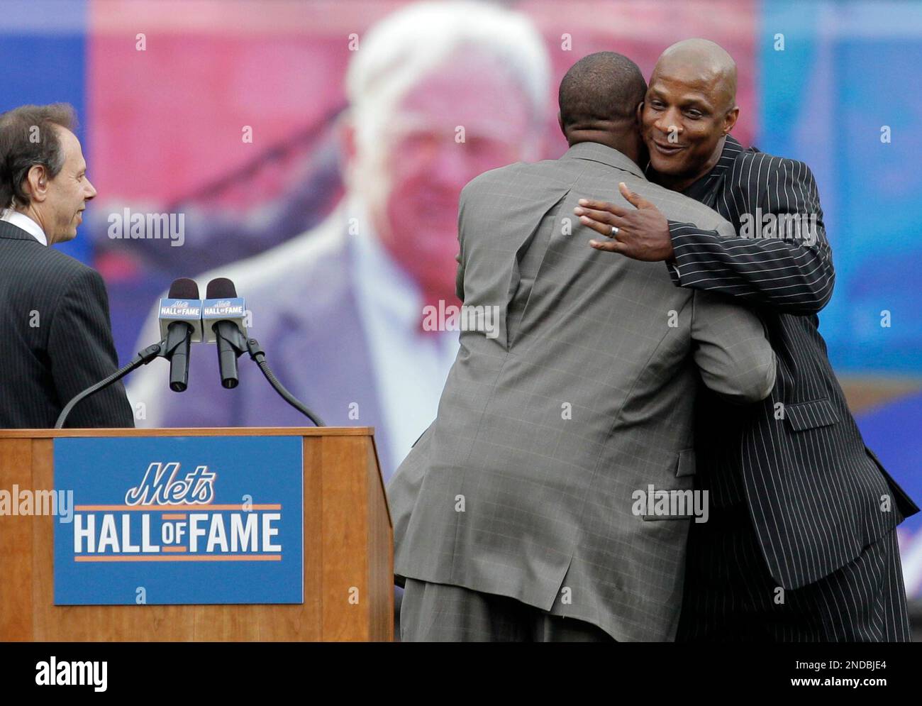 New York Mets radio play-by-play announcer Howie Rose, left, watches as ...