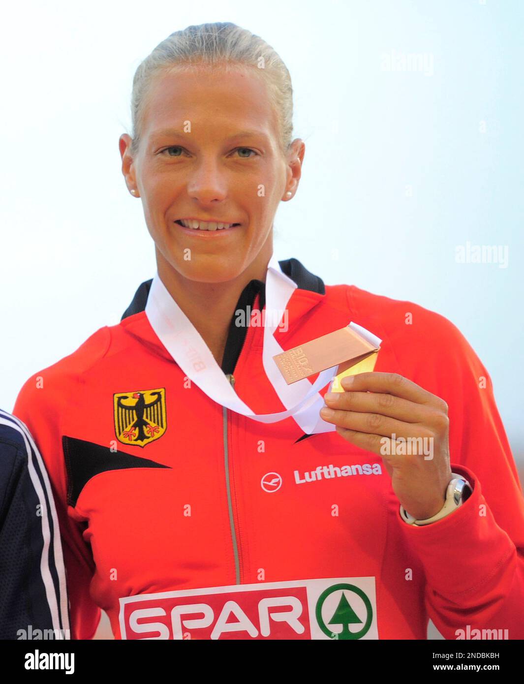 Germany's Jennifer Oeser poses with her bronze medal for the Women's ...