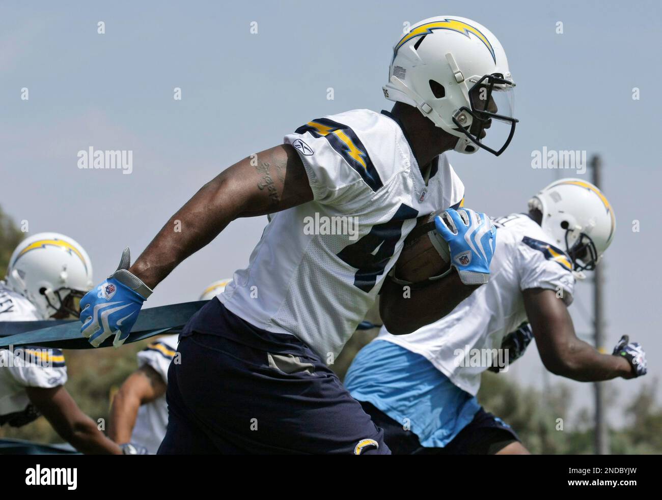 San Diego Chargers tight end DajLeon Farr, center, runs a drill with ...