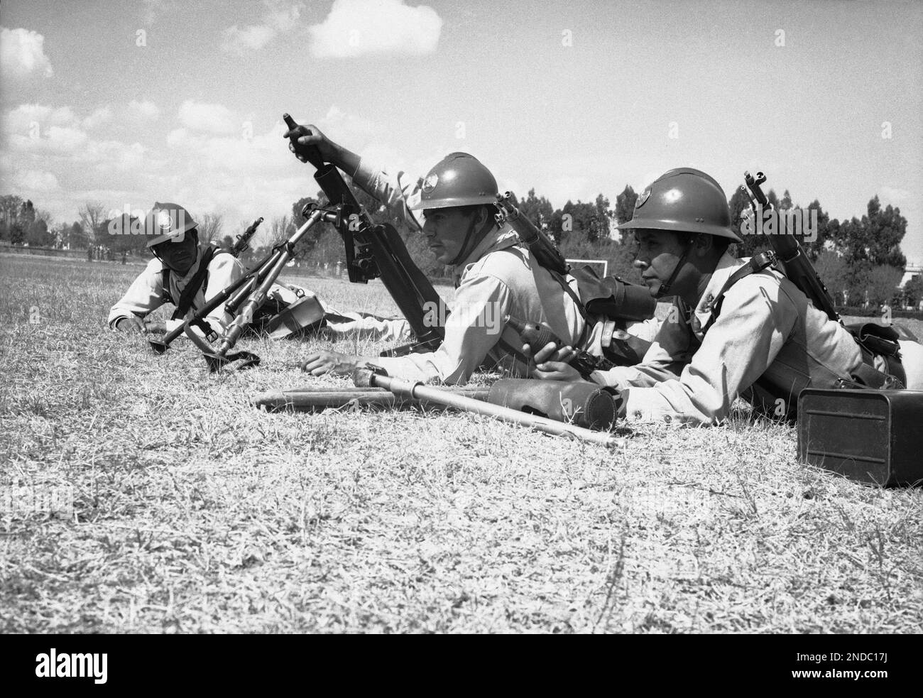 Mexico army 47th battalion trench mortar crew loading mortar Nov. 14 ...