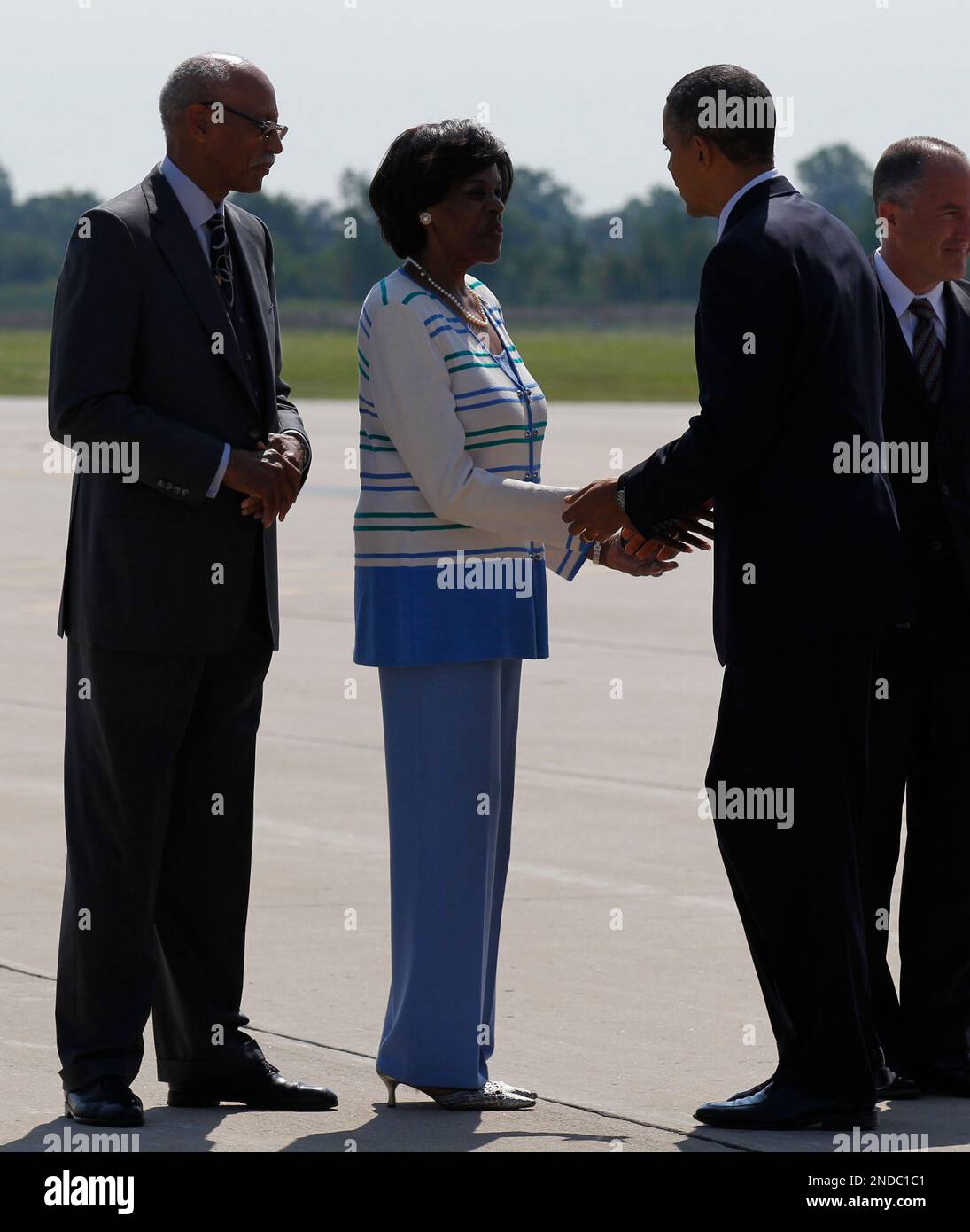 Rep. Carolyn Kilpatrick, D-Mich., center, and Detroit Mayor Dave Bing ...