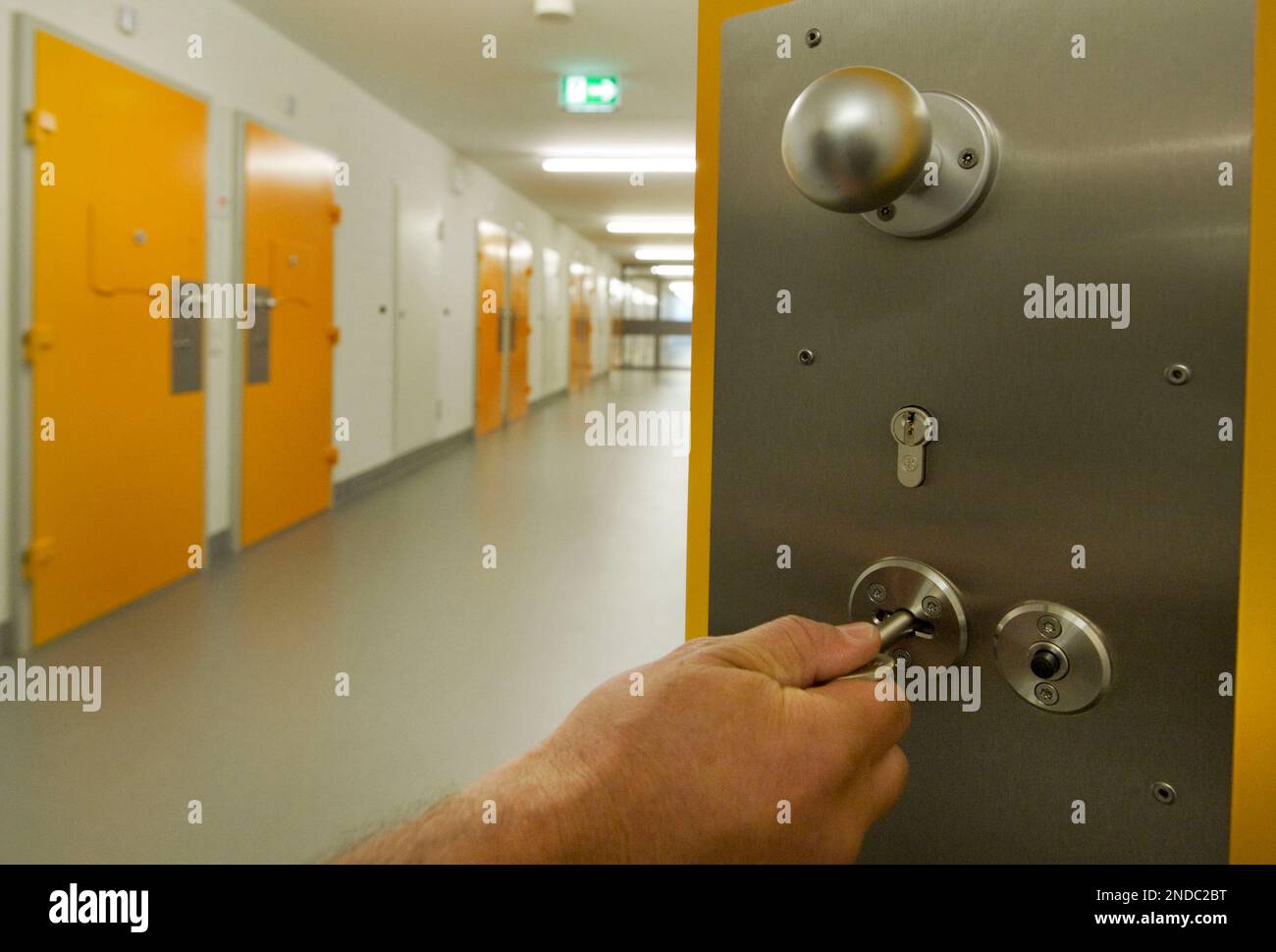 ARCHIV - Ein Justizbeamter oeffnet am 30. April 2009 einen Haftraum in ...