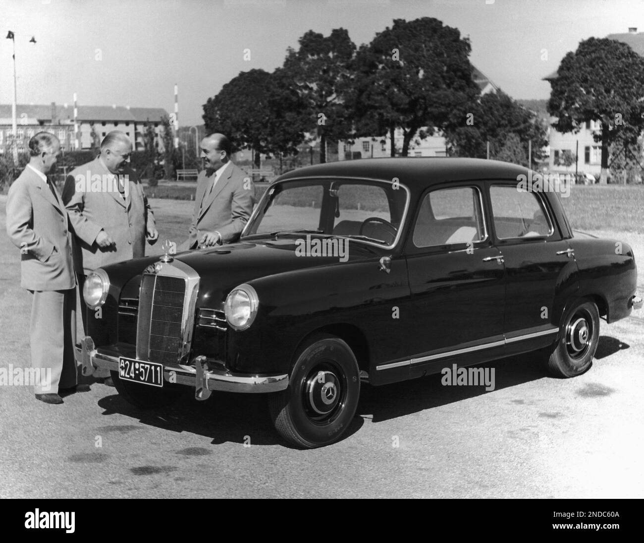 Alfred Neubauer, center, coach of the Mercedes racing team presents the ...