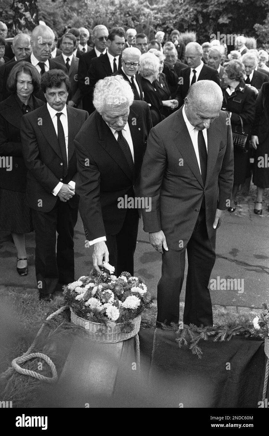 Passing by the open grave of the former chief of the Mercedes racing ...