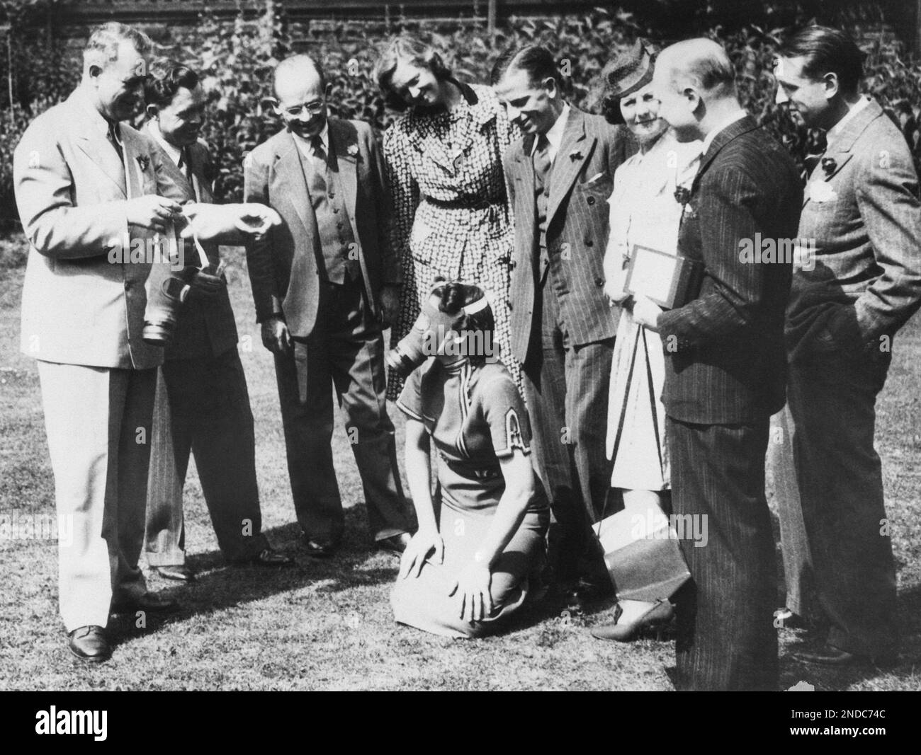 Demonstrating an English gas mask and trying out gas masks, is done in ...