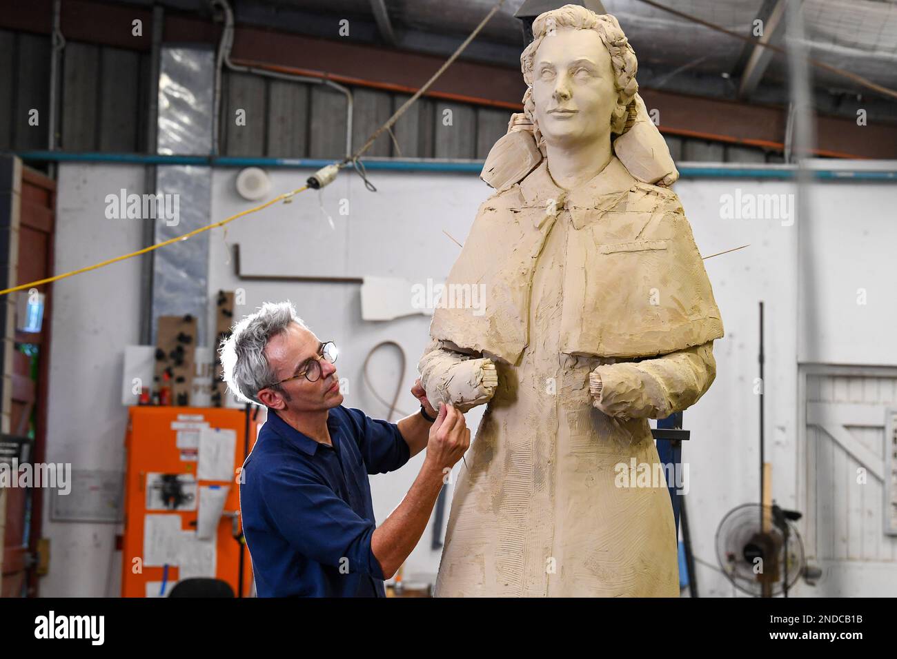 Artist Charles Robb poses with a sculpture of WWII volunteer Australian ...