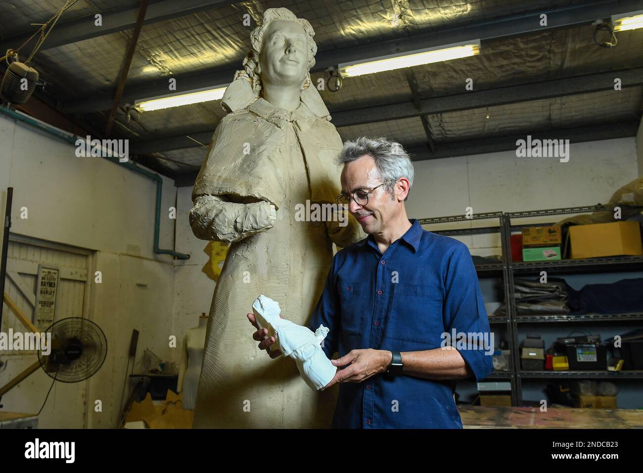 Artist Charles Robb poses with a sculpture of WWII volunteer Australian ...