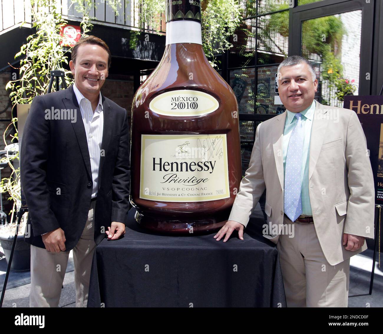 From left, Mexican soccer player Luis Hernandez, and Manny Gonzalez ...