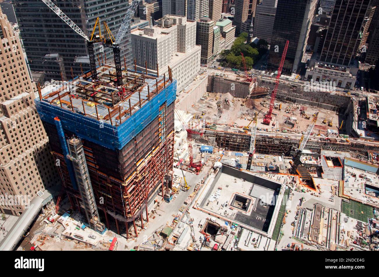 Construction continues on the rising tower of One World Trade Center ...