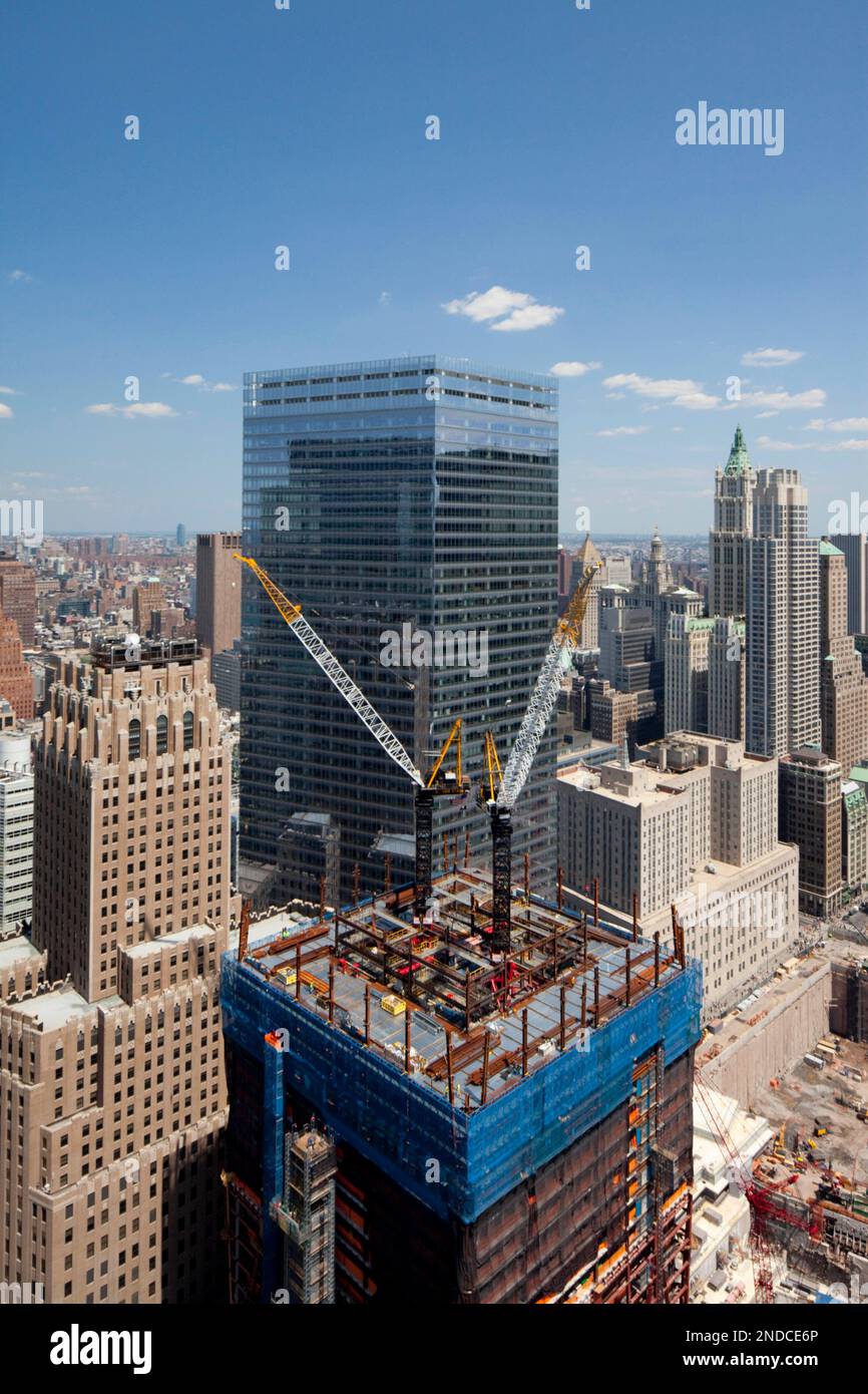 Construction continues on the rising tower of One World Trade Center ...