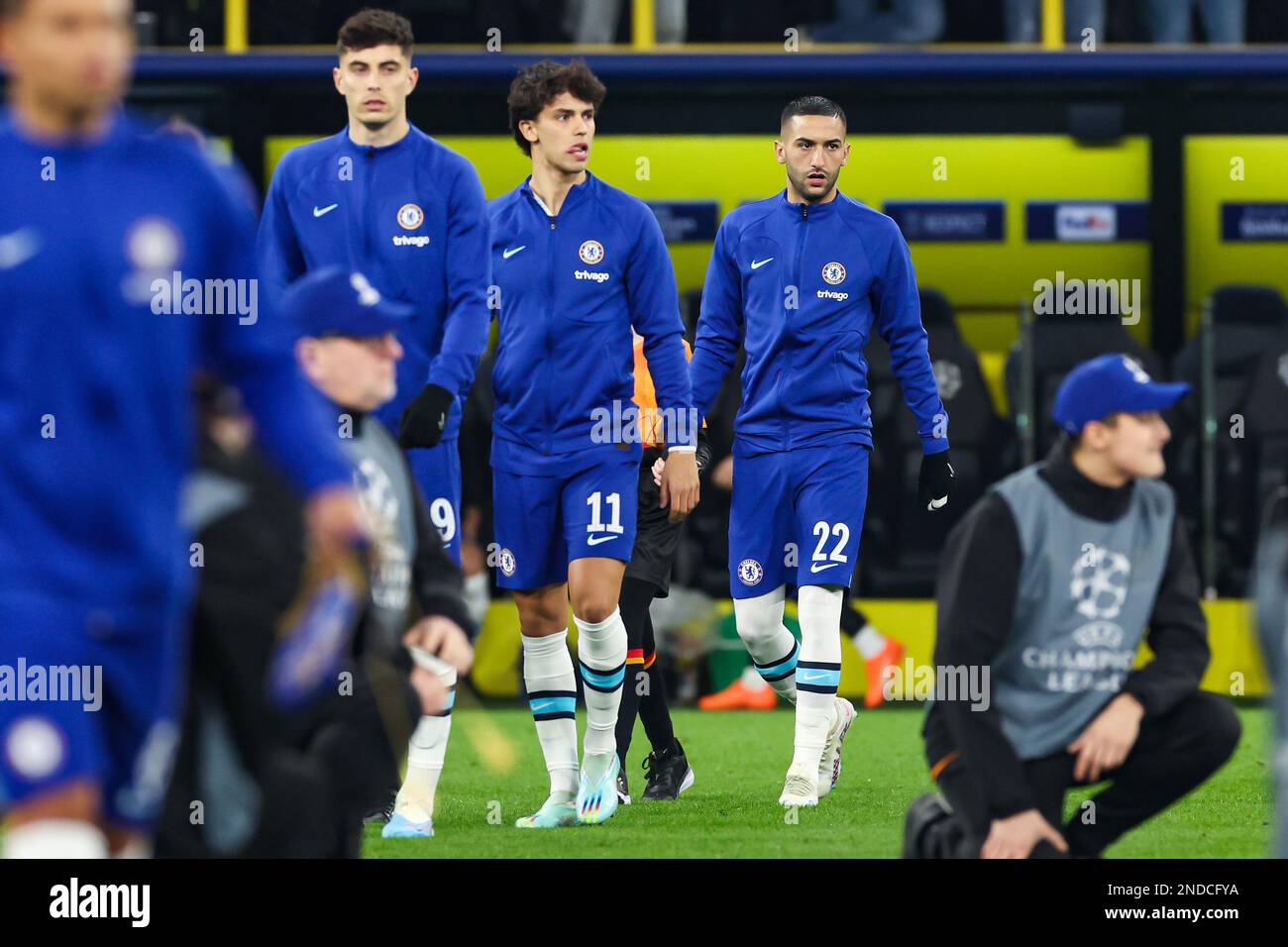 DORTMUND, GERMANY - FEBRUARY 15: Mason Mount of Chelsea, Joao Felix of ...