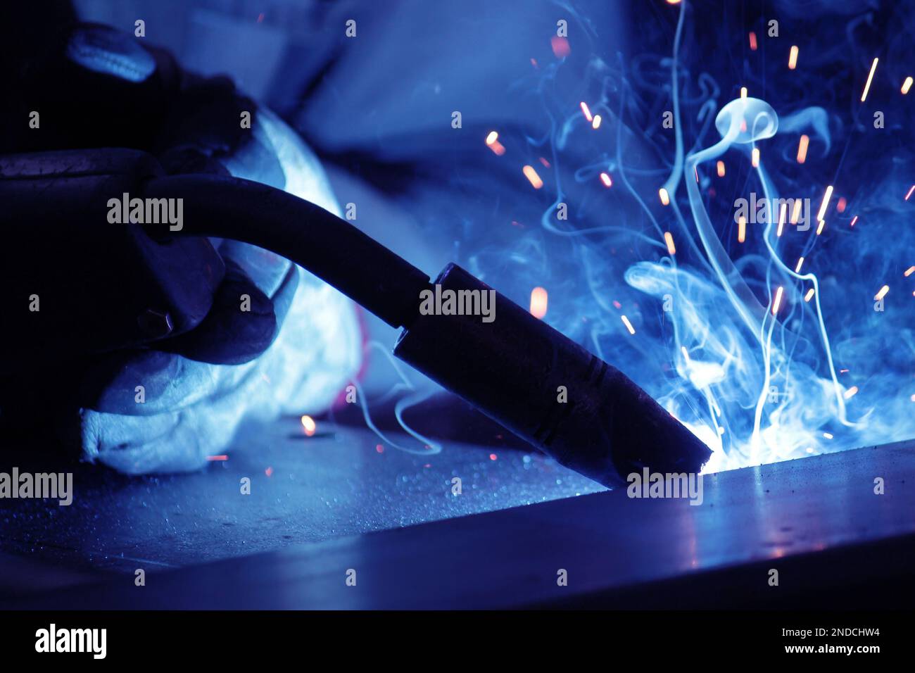 Detail of sparks during a weld Stock Photo - Alamy