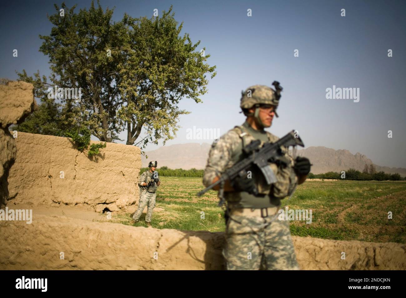 US soldiers from the 1-320th Alpha Battery, 2nd Brigade of the 101st ...
