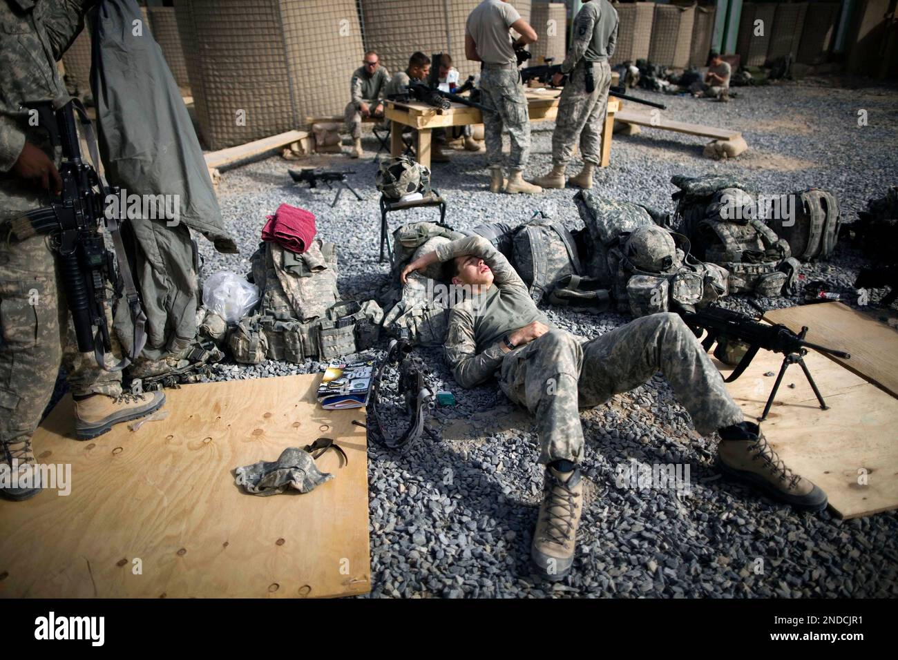U.S. Army soldiers from the 1-320th Alpha Battery, 2nd Brigade of the ...