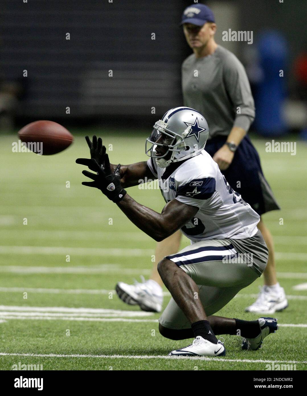 Dallas Cowboys wide receiver Dez Bryant, front, goes low to make a grab ...