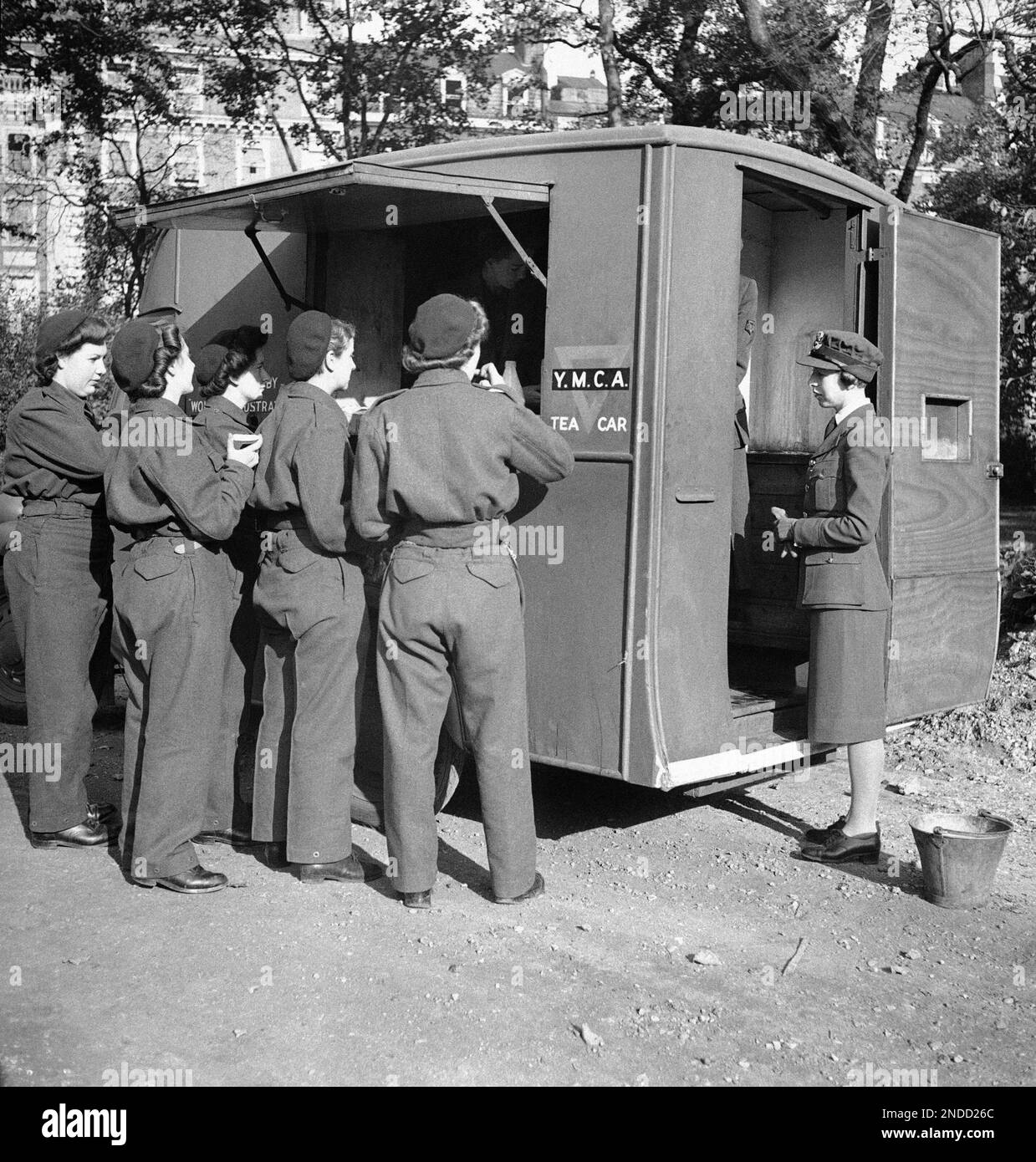 Women's Auxiliary Air Force girls at Grosvenor Square Barrage Balloon ...