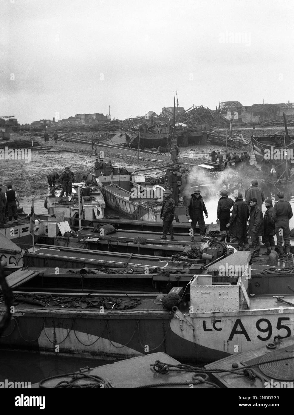 British Commando troops with British and Canadian infantry landed at ...
