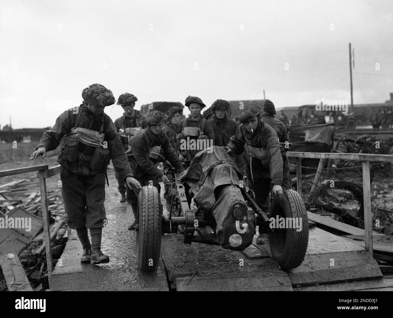 British Commando troops with British and Canadian infantry landed at ...