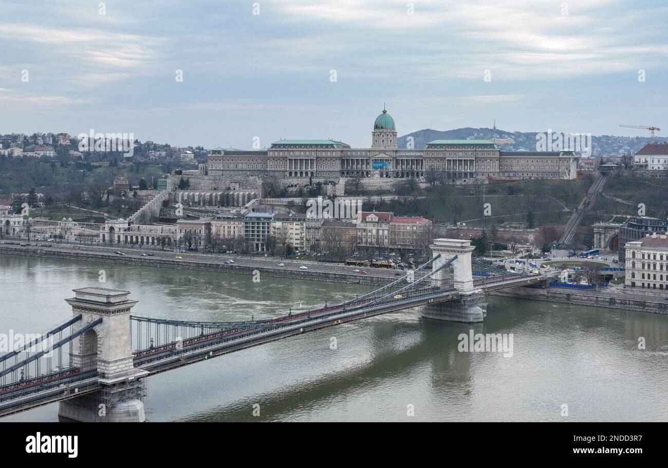 Buda Castle and Szechenyi Chain Bridge in Budapest, Hungary Stock Photo ...