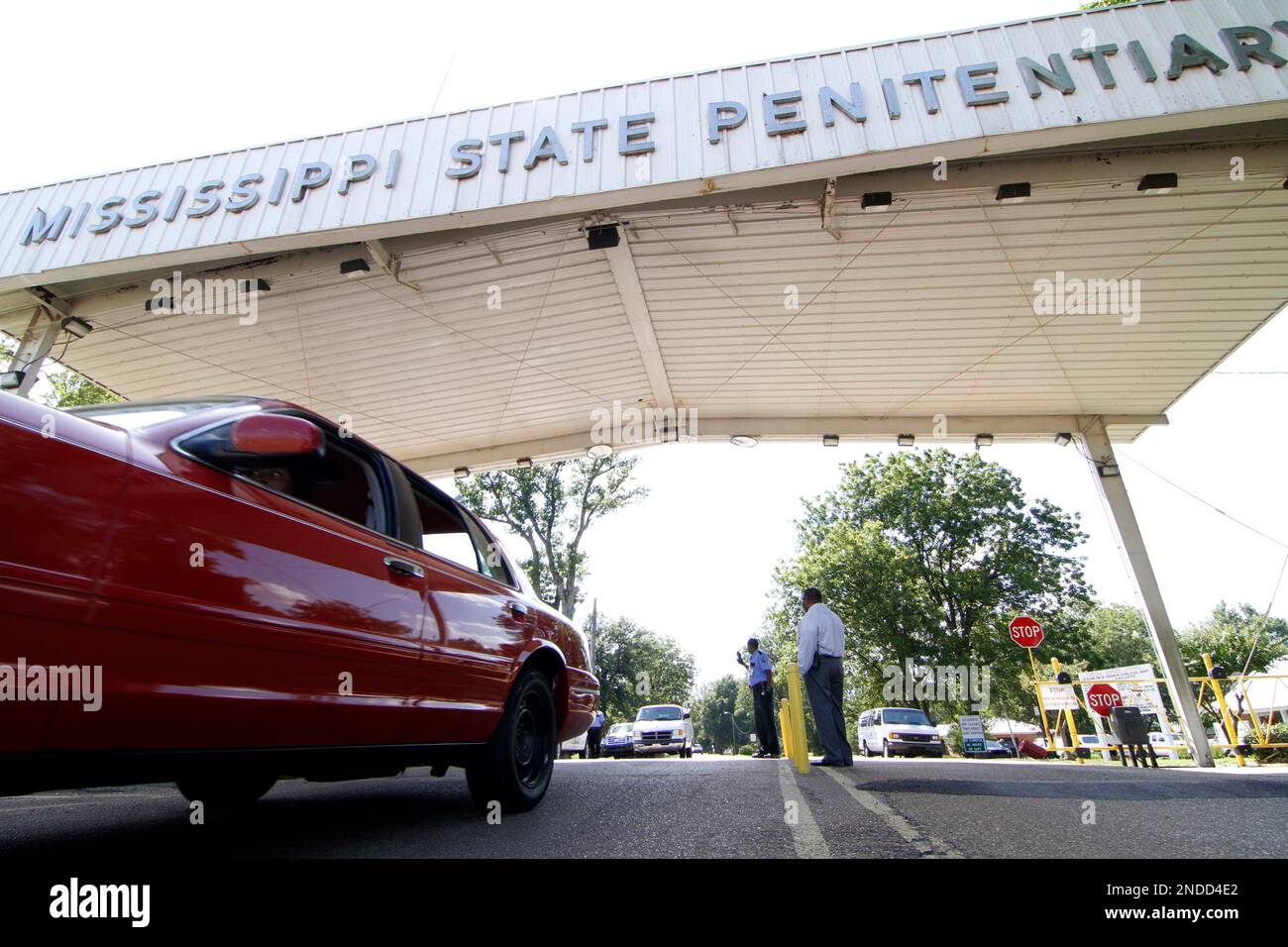 Employees leave the front gate of the Mississippi State Penitentiary in ...